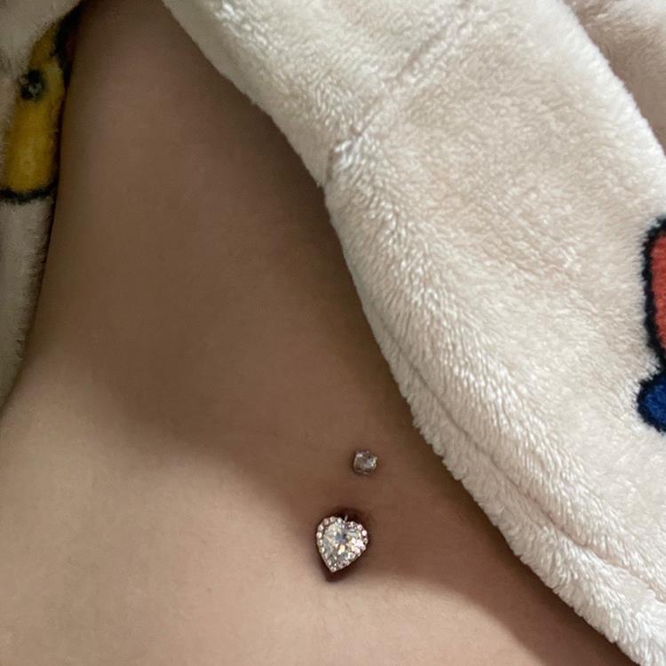 Jpqueen 純真愛心水鑽性感螺絲肚臍環(銀色)|吊飾/鑰匙圈/串珠|ETMall東森購物網