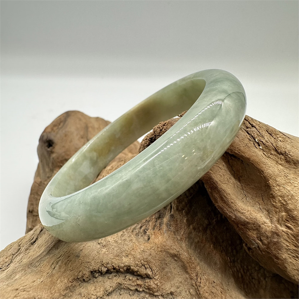 【肌容雪】天然緬甸A貨湖水綠撒金翡翠平安鐲 編號139(鐲寬56.8mm#18號)|18-18.9|ETMall東森購物網