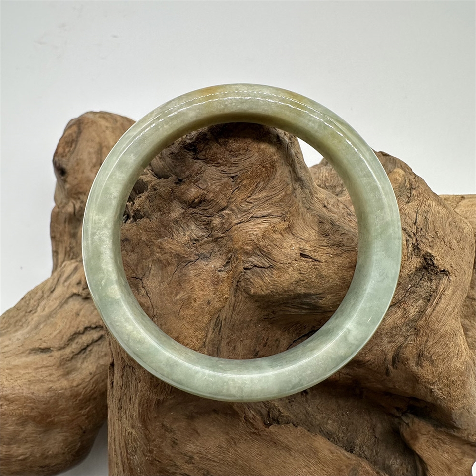 【肌容雪】天然緬甸A貨湖水綠撒金翡翠平安鐲 編號139(鐲寬56.8mm#18號)|18-18.9|ETMall東森購物網