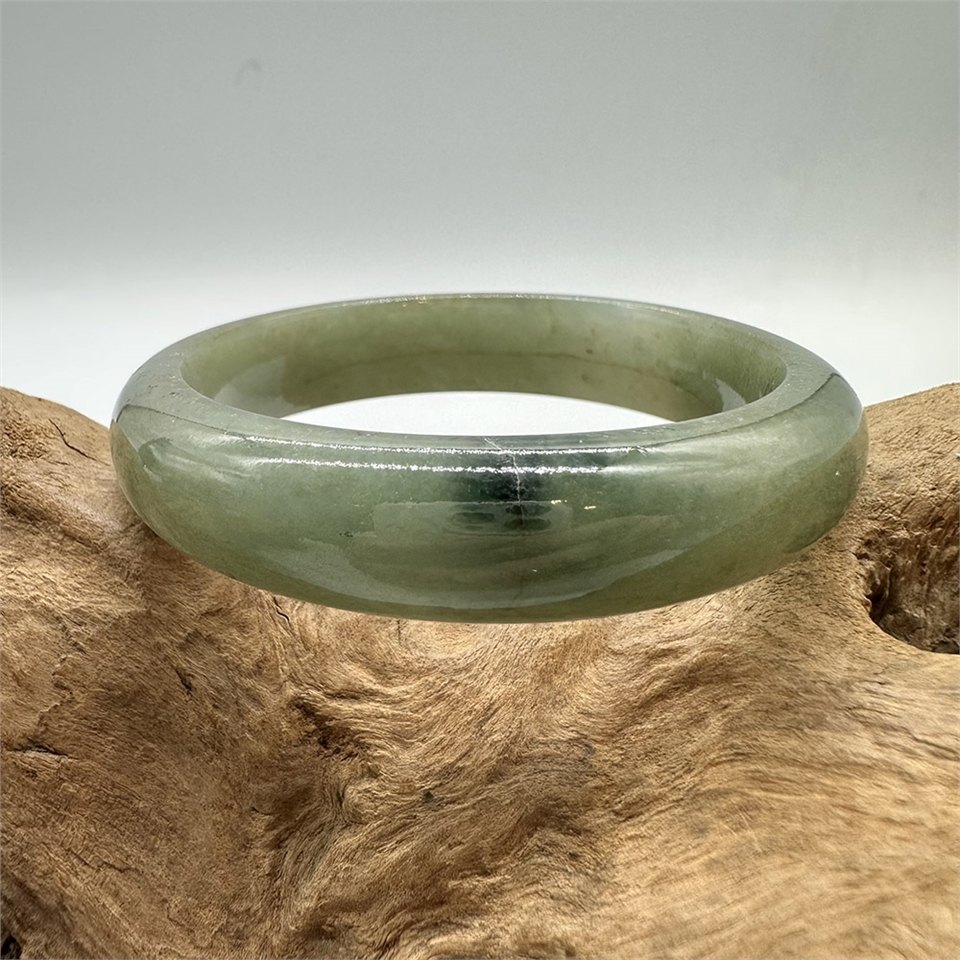 【肌容雪】天然緬甸A貨湖冰綠飄花翡翠平安鐲 編號157(鐲寬55mm#17.5號)|17-17.9|ETMall東森購物網