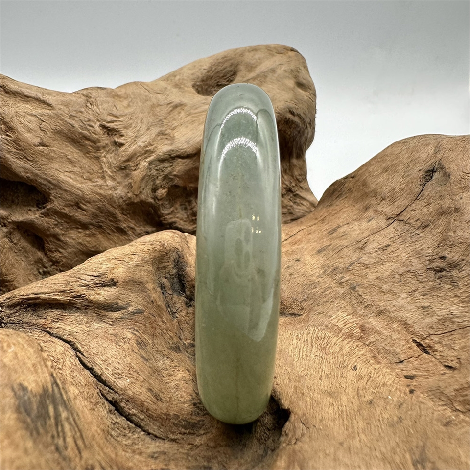 【肌容雪】天然緬甸A貨湖冰綠飄花翡翠平安鐲 編號157(鐲寬55mm#17.5號)|17-17.9|ETMall東森購物網