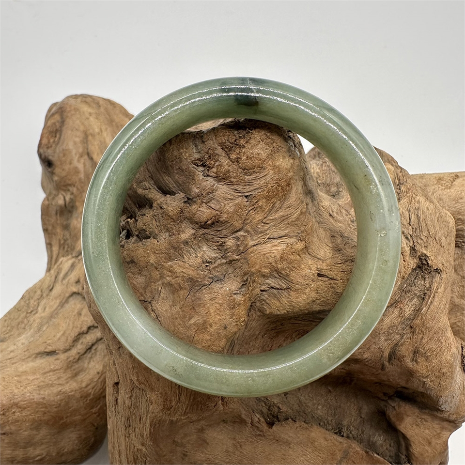 【肌容雪】天然緬甸A貨湖冰綠飄花翡翠平安鐲 編號157(鐲寬55mm#17.5號)|17-17.9|ETMall東森購物網