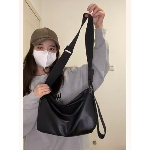 2022新款單肩日系郵差包PU軟皮|通用款女包|ETMall東森購物網