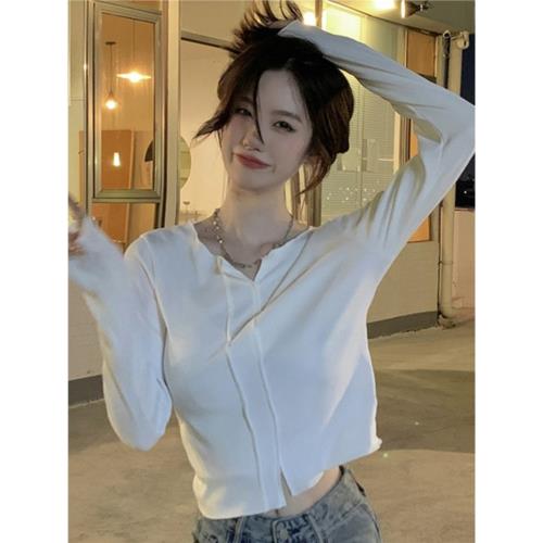 純欲辣妹風小V領長袖正肩T恤女2023年早秋新款修身顯瘦打底上衣服|袖扣|ETMall東森購物網