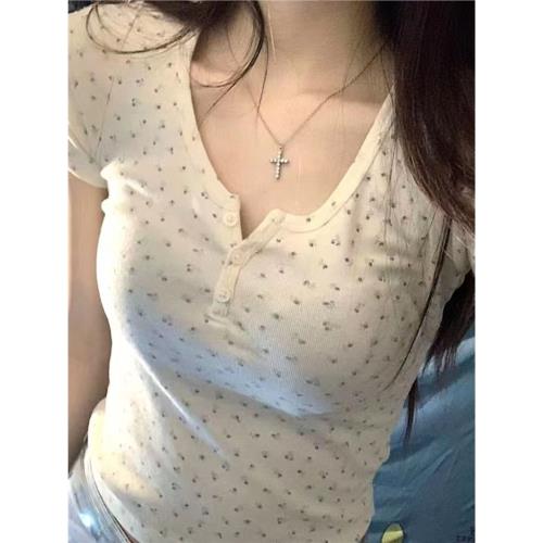 碎花上衣三排扣辣妹開衫薄款顯胸bm風上衣短袖t恤內搭緊身三粒扣|鞋子配件|ETMall東森購物網