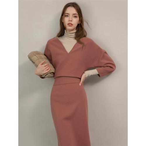 Mix Selection| 歌莫 綿羊毛針織v領上衣羊毛衫+半身裙2025年冬季|毛針織衫|ETMall東森購物網