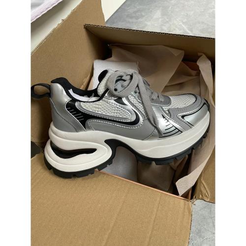 OMG！炸街女王來了~6cm厚底增高松糕趙露思同款銀色運動鞋~超顯瘦|雨鞋|ETMall東森購物網