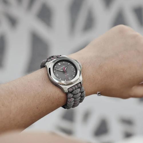 Victorinox 瑞士維氏 INOX V 戶外休閒石英腕錶-VISA-241920/37mm|預購錶款|ETMall東森購物網