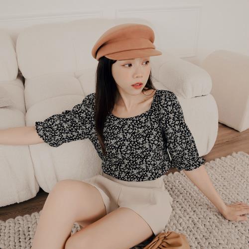 【OB 嚴選】短版小碎花方領鬆緊荷葉澎袖上衣 《AB16082》|上衣|ETMall東森購物網