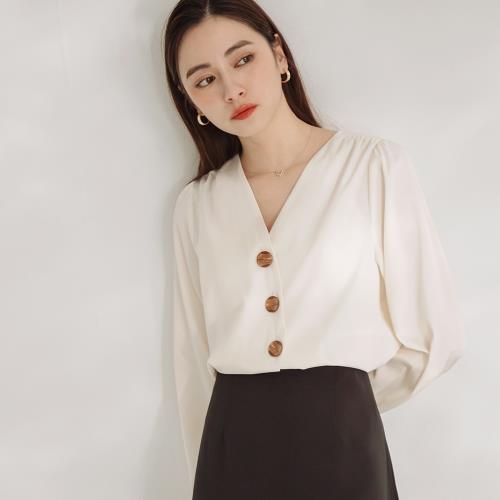 【OB 嚴選】不對稱門襟微光澤長袖上衣 《AB19260》|上衣|ETMall東森購物網