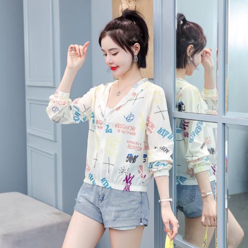 AKARA 中大尺碼 女裝防曬 擋風 防水 冰絲 涼感 絲滑手感120g輕便攜帶連帽塗鴉小外套|外套|ETMall東森購物網