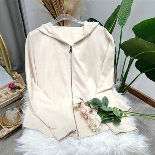 【韓國K.W.】現貨韓國專櫃水鑽俏臀輕薄外套(外套/防曬/連帽)|連帽外套|ETMall東森購物網