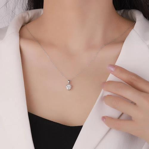 【A&R】莫桑鑽奢華心型鎖骨項鍊款1克拉附精美禮盒(S925純銀 3爪 愛心 抗過敏 情人節 生日 禮物)|925純銀耳環|ETMall東森購物網