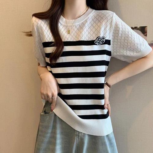 【ALLK 歐楷】新品 條紋徽章針織衫上衣 2色(尺寸F/中大尺碼/涼爽/透氣)|造型上衣|ETMall東森購物網